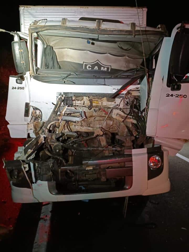 Colisão entre caminhões deixa motorista preso às ferragens e ferido na ...